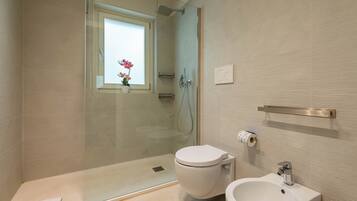 Apartamento família, vários quartos (Mina Apartment 100m From Sea) | Banheiro | Chuveiro, secador de cabelo, bidê, toalhas de banho