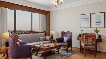 Suite (Vivanta) | Sala de estar | TV de ecrã plano