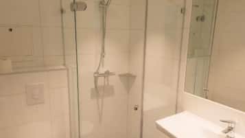 Quarto Familiar | Casa de banho | Um polibã, um secador de cabelo (mediante pedido)