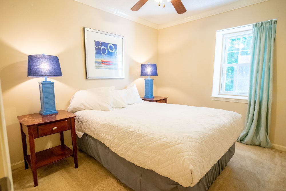 North Raleigh Townhome Near North Hills, Greenway Trails And Shelley Lake - Raleigh, NC