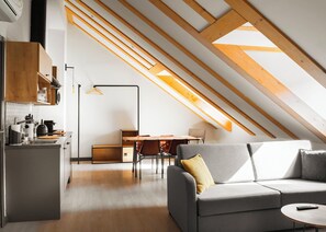 One-Bedroom Apartment with sofa bed | Sala de estar | Televisor de ecrã plano de 40 polegadas com canais por cabo 