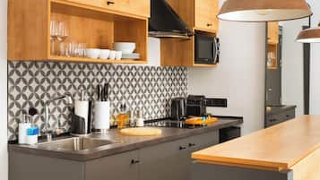 One-Bedroom Apartment with Balcony | Cozinha privada | Um frigorífico, um micro-ondas, uma placa de cozinha