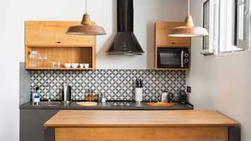 One-Bedroom Comfort Apt with Balcony | Cozinha privada | Um frigorífico, um micro-ondas, uma placa de cozinha