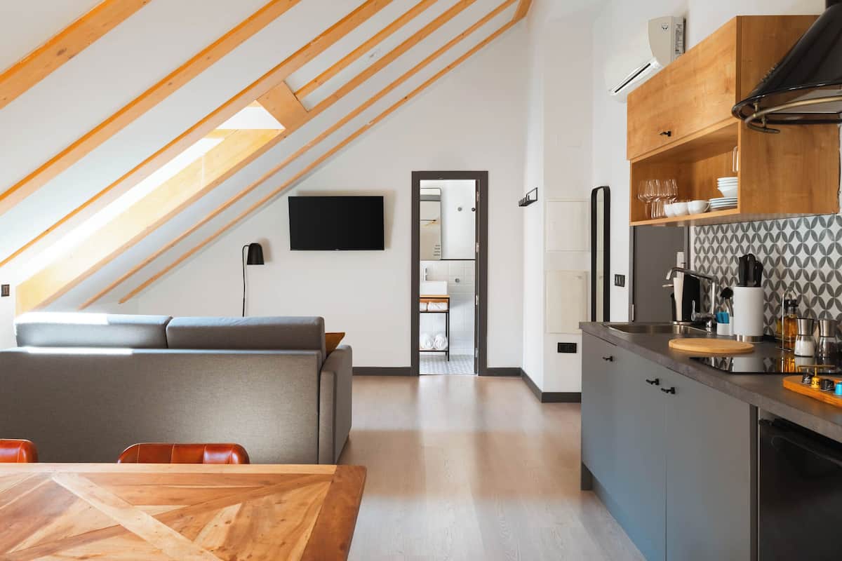 Um loft moderno com área de jantar, cozinha e sala de estar.
