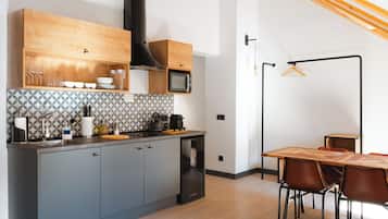 One-Bedroom Apartment with sofa bed | Cozinha privada | Um frigorífico, um micro-ondas, uma placa de cozinha