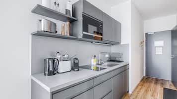 Suite XL with sofa bed | Cozinha privada | Um frigorífico, uma máquina de café expresso, uma cafeteira/bule