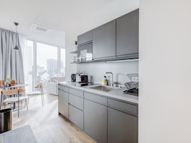 Suite XL with sofa bed | Cozinha privada | Um frigorífico, uma máquina de café expresso, uma cafeteira/bule 