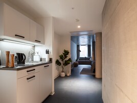 Suite XL with Sofa Bed | Cozinha privada | Um frigorífico, uma máquina de café expresso, uma cafeteira/bule 