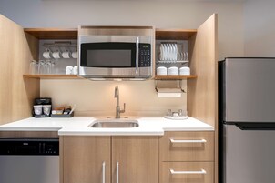 Um frigorífico/congelador grande, um micro-ondas, Rolo de cozinha 