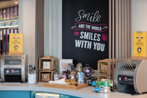 Café da manhã com buffet grátis todos os dias