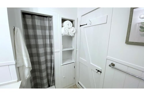 Newly Renovated! Seconds To Sand, Fire Pit, A/c - Martha's Vineyard, MA