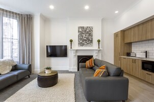 Casa premium, 4 quartos | Cozinha privada | Geladeira grande, micro-ondas, fogão, cooktop