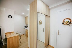 Apartamento, 1 cama king-size e sofá-cama | 1 quarto, Wi-fi grátis, roupa de cama fornecida