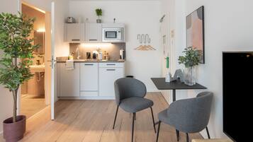 Suite L | Cozinha americana privada | Geladeira, cooktop, máquina de café expresso, cafeteira/chaleira