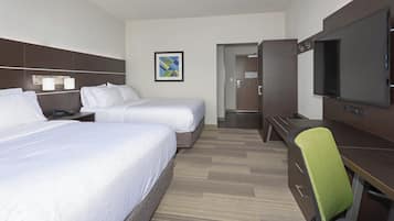 Quarto de hotel com duas camas, uma escrivaninha, uma cadeira, televisão e um quadro na parede.