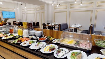 Pequeno-almoço tipo buffet diário mediante uma taxa
