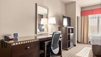 1 quarto, secretária, secretária adequada para computadores portáteis