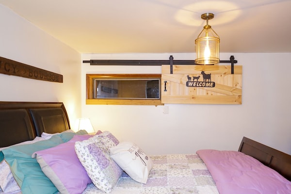 Kentucky Inn And Horse Farm. Stable Suite, With Window Looking Into The Goat Stall - Berea, KY