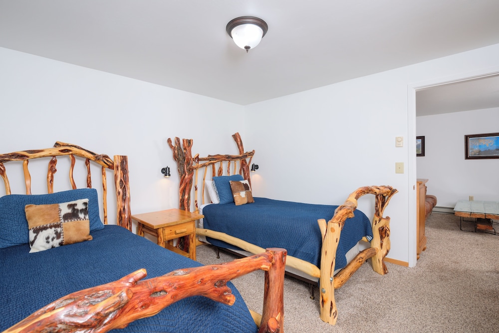 Ski In/out Home W/private Hot Tub, Sauna, Fireplace & Great Views - Low Dog Mountain Chalet - Big Sky, MT