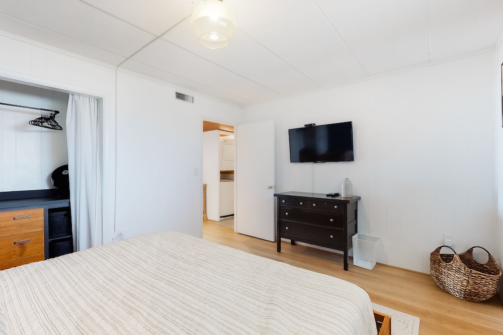 Stylish Coastal Gem With Balcony, Pool & Beach Access - Ocean City, MD