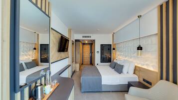 Minibar, cofre no quarto, secretária, cortinas/cortinados opacos