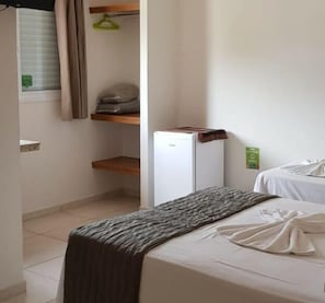 Quarto triplo | Frigobar, escrivaninha, Wi-Fi de cortesia, roupa de cama