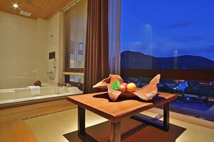 Quarto Duplo Standard | Roupa de alta qualidade, edredões de penas, minibar, cofre no quarto 