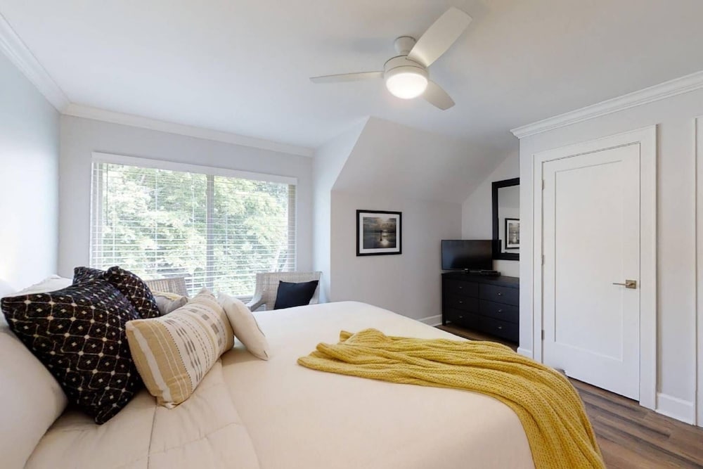 Updated Stylish Courtside Villa, 1 1/2 Blocks To Beach, Two Pools, Balcony, Tennis, Coligny Area - Hilton Head Island, SC
