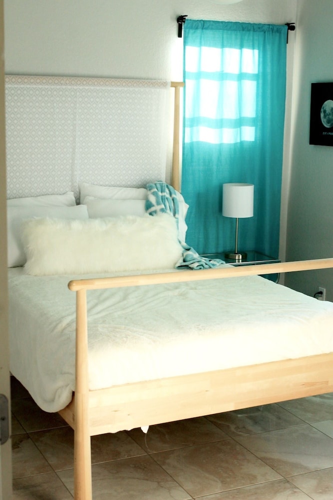 Two Bedroom Home In The Heart Of West Colorado Springs - Colorado Springs, CO