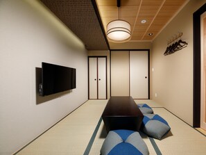 Villa Deluxe, não fumadores | Sala de estar | Televisor de ecrã plano de 45 polegadas com canais digitais, televisor 