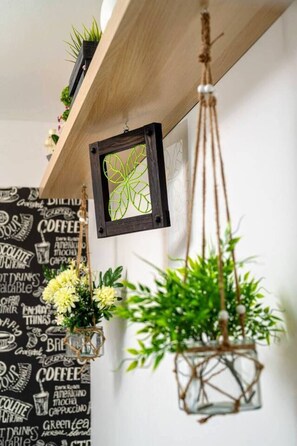 Uma parede com um quadro negro exibindo palavras e expressões relacionadas a café.