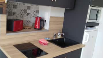 Apartamento, casa de banho anexa, Vista para a cidade (Appart Sup 4 pers) | Cozinha partilhada | Uma máquina de café expresso, uma cafeteira/bule, uma chaleira elétrica