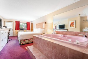 Jacuzzi King Room with Balcony | Escrivaninha, Wi-Fi de cortesia, roupa de cama