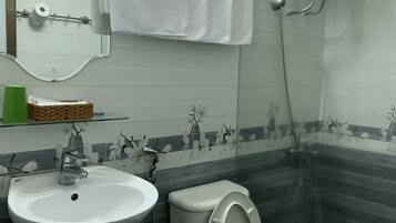 Quarto Quádruplo | Casa de banho | Um polibã, um chuveiro fixo, um secador de cabelo, chinelos