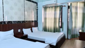 Quarto Quádruplo | Secretária, Wi-fi grátis, roupa de cama fornecida