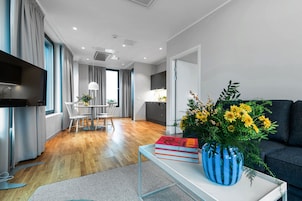One Bedroom Apartment | Área de estar | TV LED 43 polegadas com canais digitais, TV