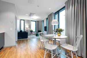 One Bedroom Apartment | Área de estar | TV LED 43 polegadas com canais digitais, TV