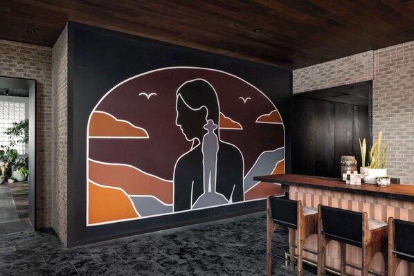 Decoração moderna com um grande mural, área de bar e assentos.