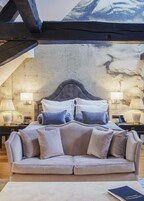 Suite Signature | Roupa de alta qualidade, cofre no quarto, com mobília individualizada 