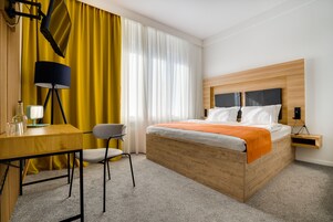 Roupa de alta qualidade, minibar, cofre no quarto, secretária