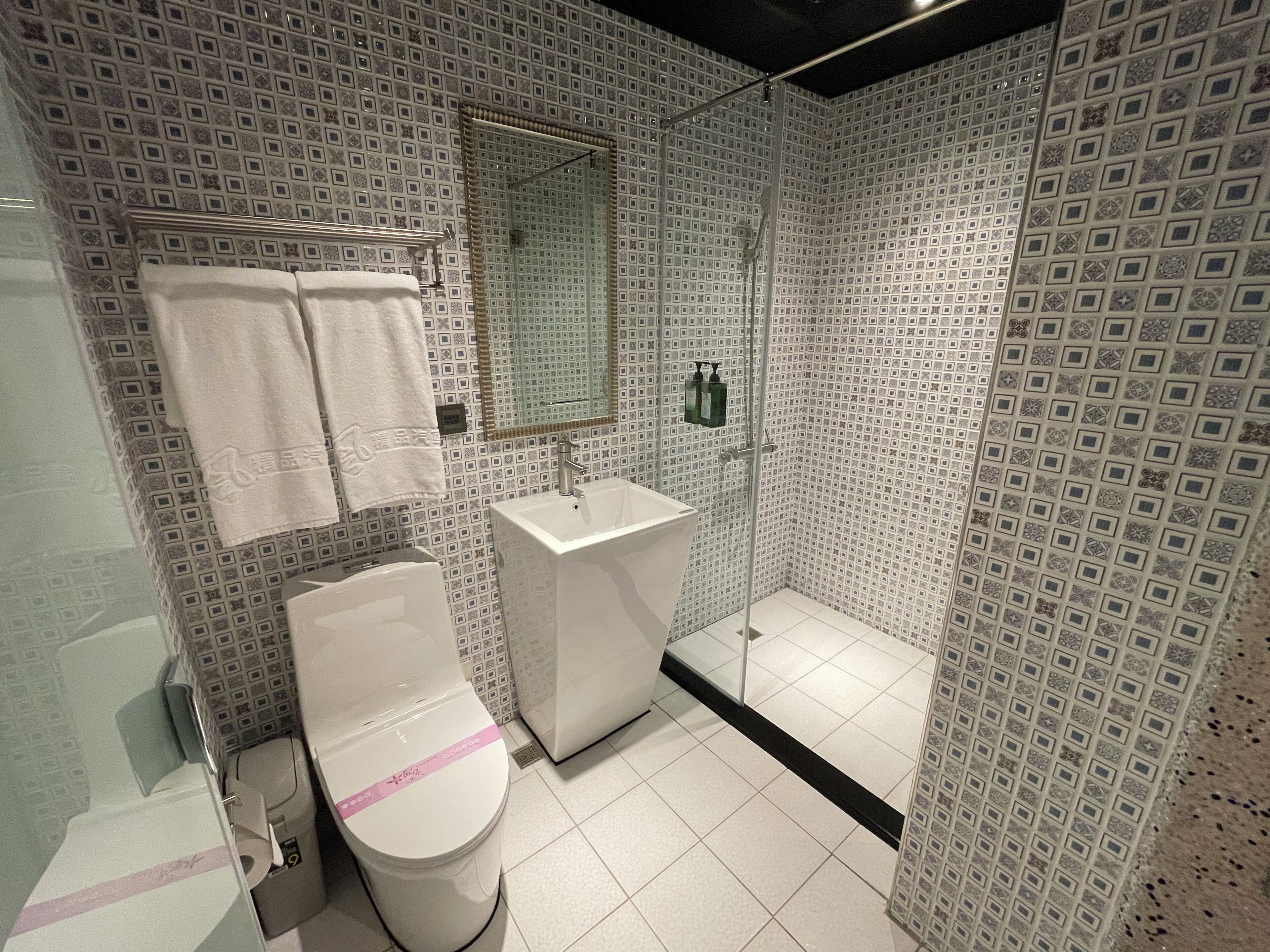 Quarto triplo elite | Banheiro | Chuveiro, chuveiro com efeito de chuva, secador de cabelo, chinelos