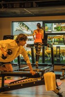 Uma academia com esteiras e equipamentos de ginástica.