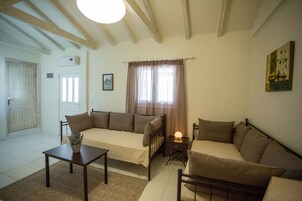 Traditional Apartment 2, 1 Bedroom | Área de estar | TV de tela plana 40 polegadas com canais digitais, TV, escritórios