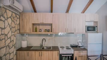 Traditional Apartment 6, 2 Bedrooms | Cozinha privada | Um frigorífico/congelador grande, um micro-ondas, um forno