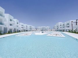 3 piscinas exteriores, guarda-sóis, espreguiçadeiras