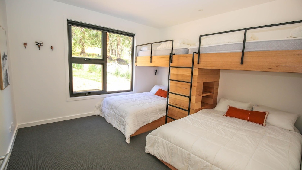 Tonga Park Retreat - Breathtaking Views & Style - Bright