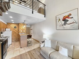 Apartamento em Condomínio Fechado, 1 quarto | Sala de estar | Televisor 