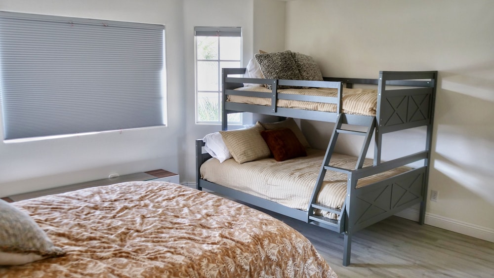 Posh Villa Sleeps 12 W/ 4 Bedroom, 3 Bath Pool & Spa - Indio, CA
