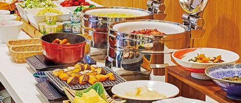 Buffet com diversos pratos e sistema de fondue à sua escolha.