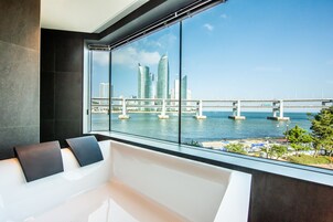 Suíte real, vista para o oceano (Pool) | 1 quarto, edredons de pluma, cortinas blackout, quartos à prova de som